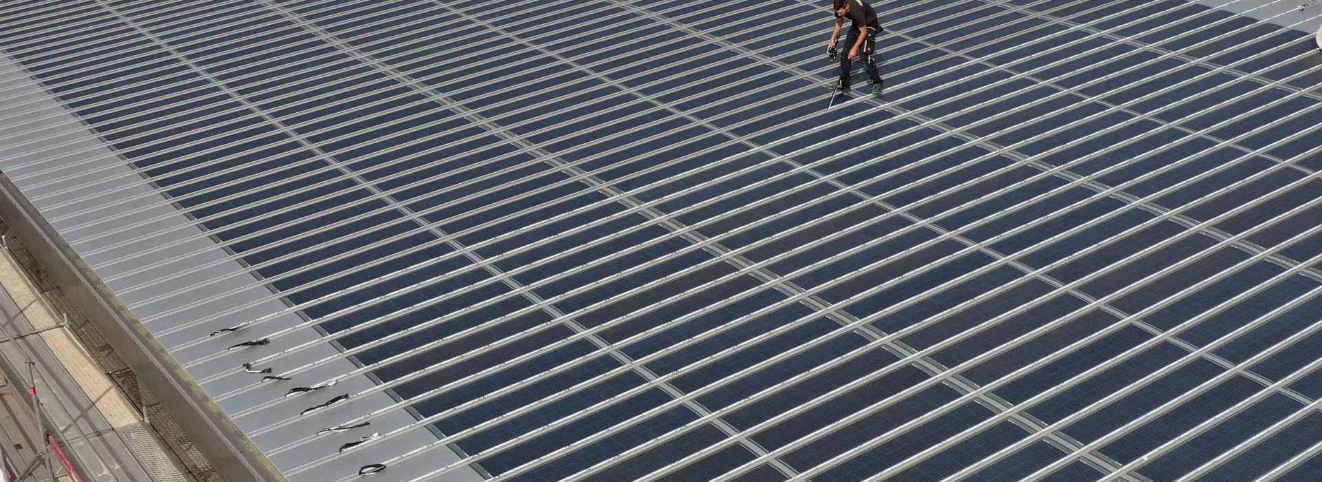 Leichte, flexible Photovoltaik Module für Gewerbe & Industrie - DAS Energy